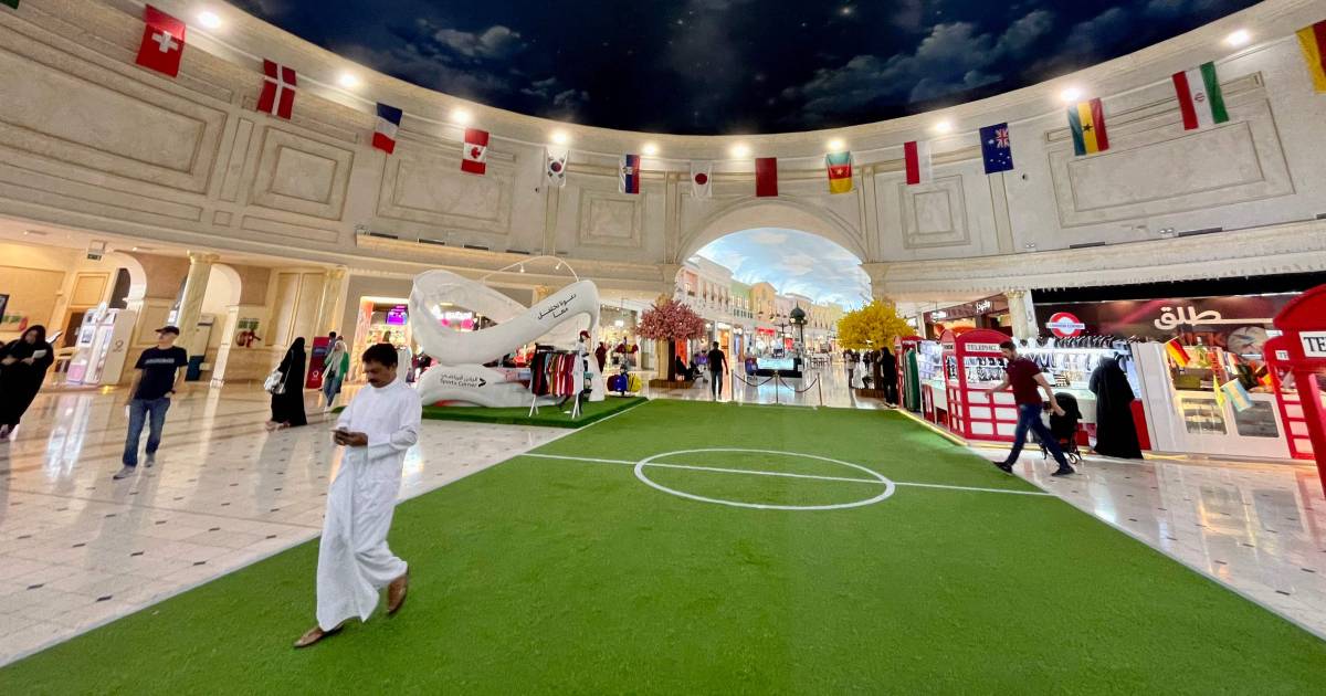 Buiten de hoofdstad is Qatar vooral één grote zandbak met inwoners die ...
