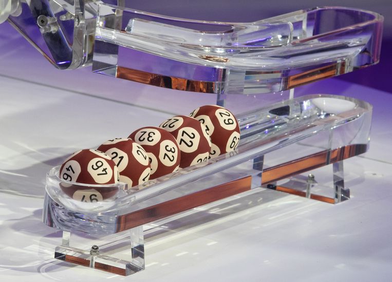 165 buurtbewoners leggen samen en winnen Euromillions-pot van ruim 142 ...