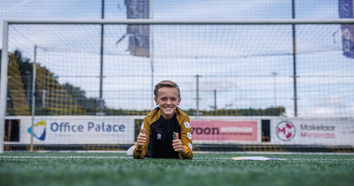 Ondernemer Simon (13) steekt eigenhandig zijn voetbalteam in het nieuw ...