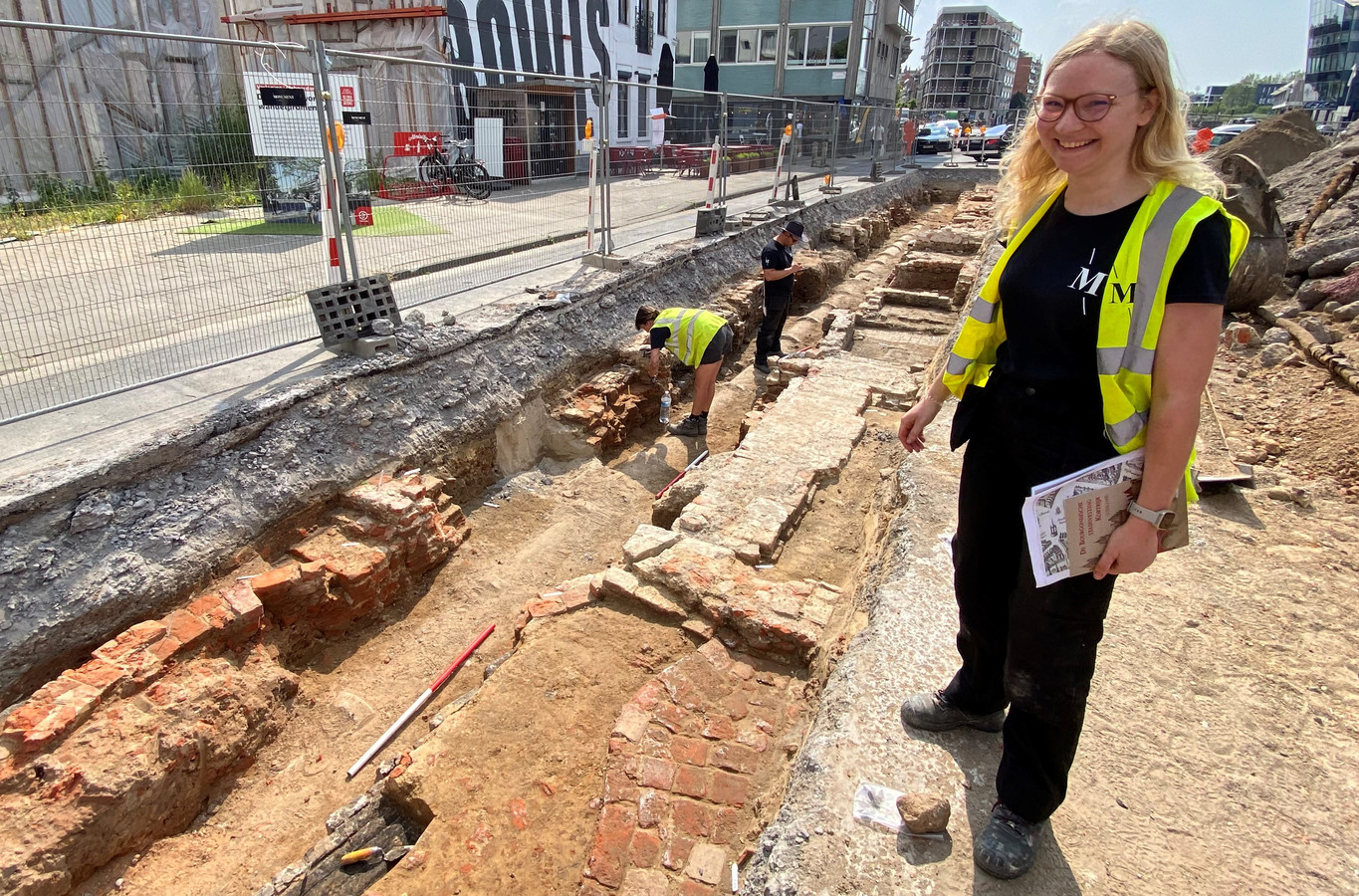 Resten van huizen mogelijk ouder dan zestiende eeuw opgegraven aan Leie ...