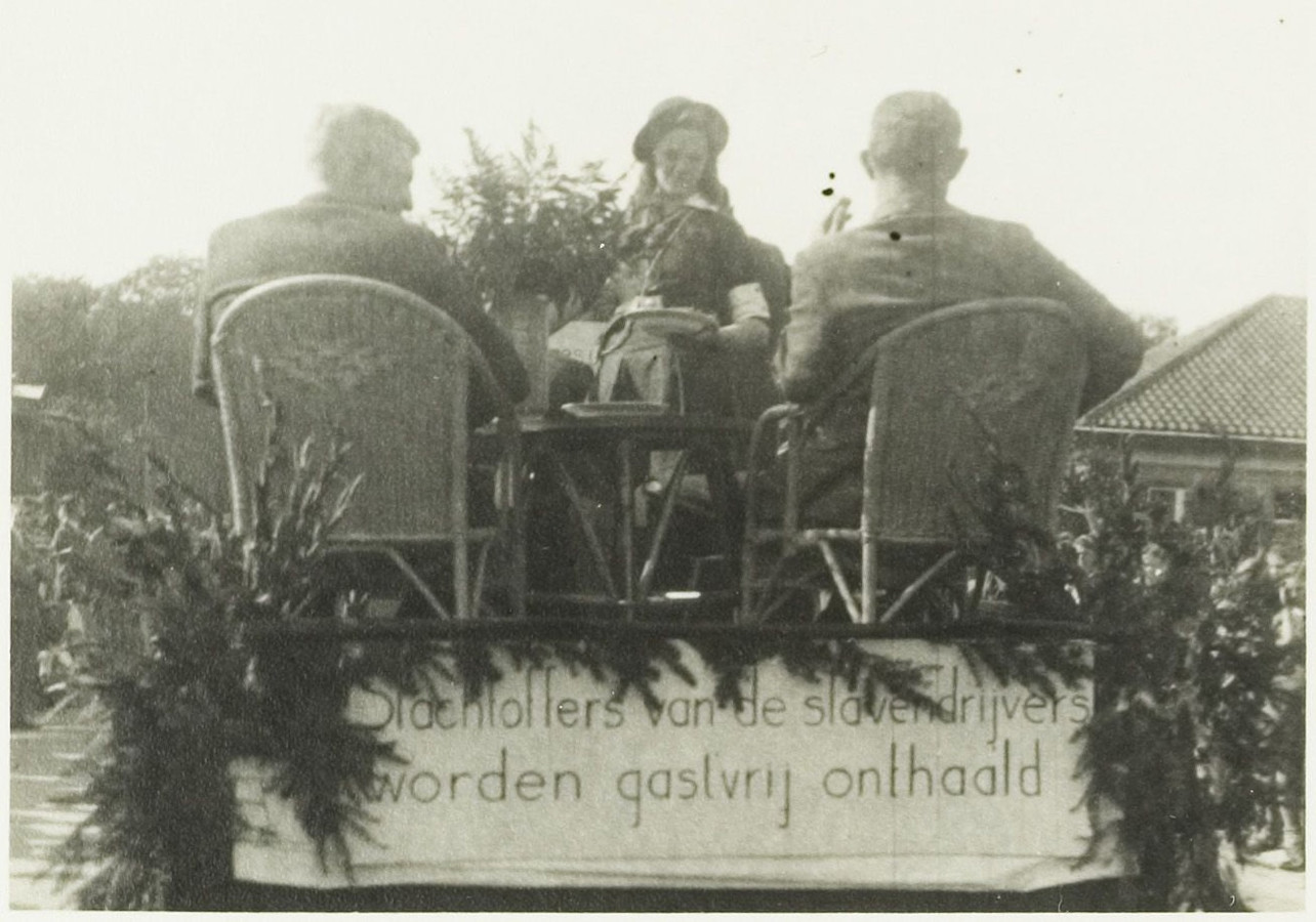 Hakenkruis, nazigroet en Hitler zelf: wat deed een verklede Führer in ...