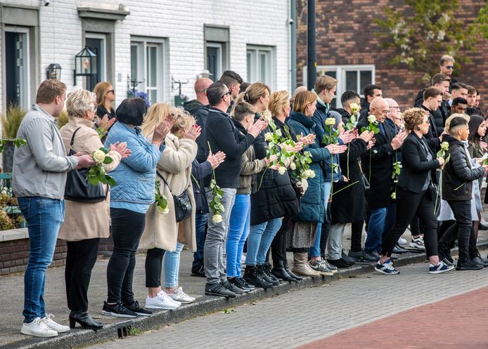 Honderden witte rozen bij afscheid DUNO-jeugdtrainer Mark de Lange ...