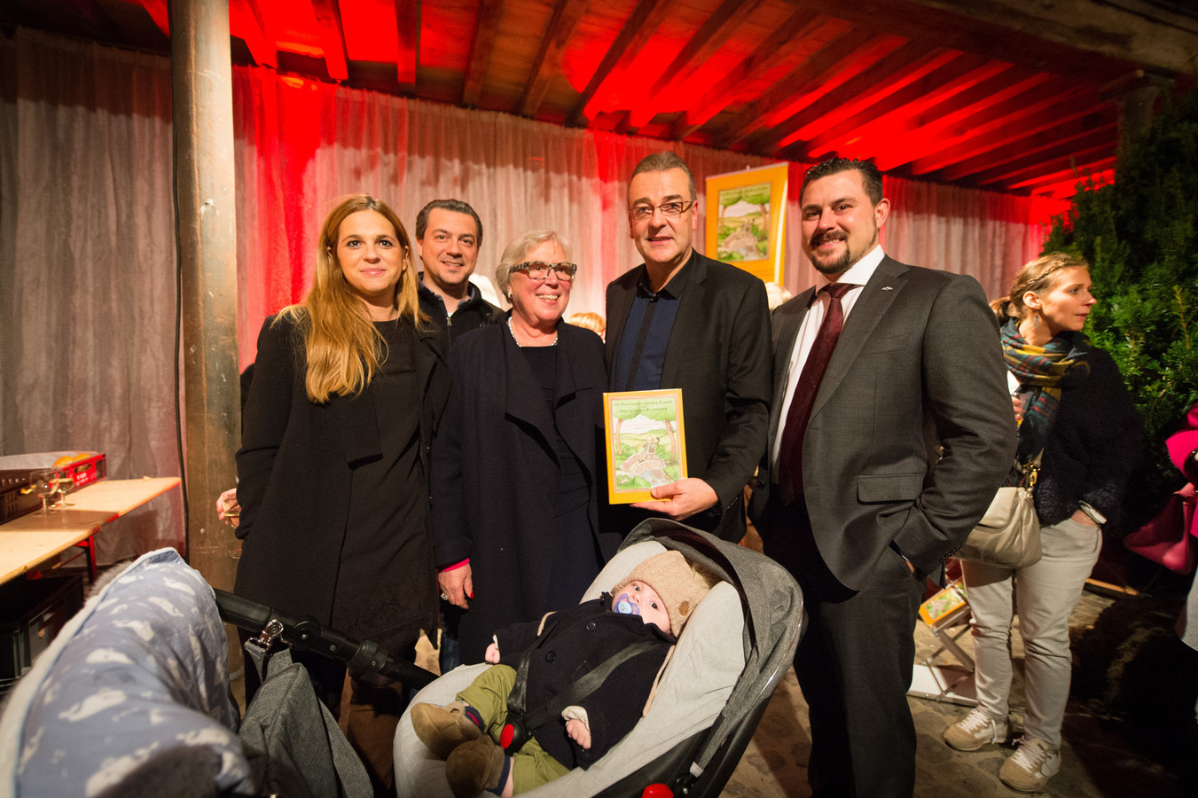Burgemeester schenkt eerste boek aan kleinzoon Fernand Huts | Foto | hln.be