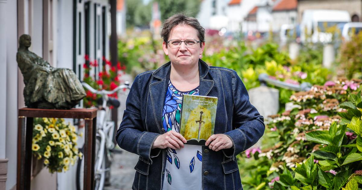 Ex Kabinetchef Van Gouverneur Schrijft Eerste Thriller Ik Probeer Mysteries Over Lissewege Te