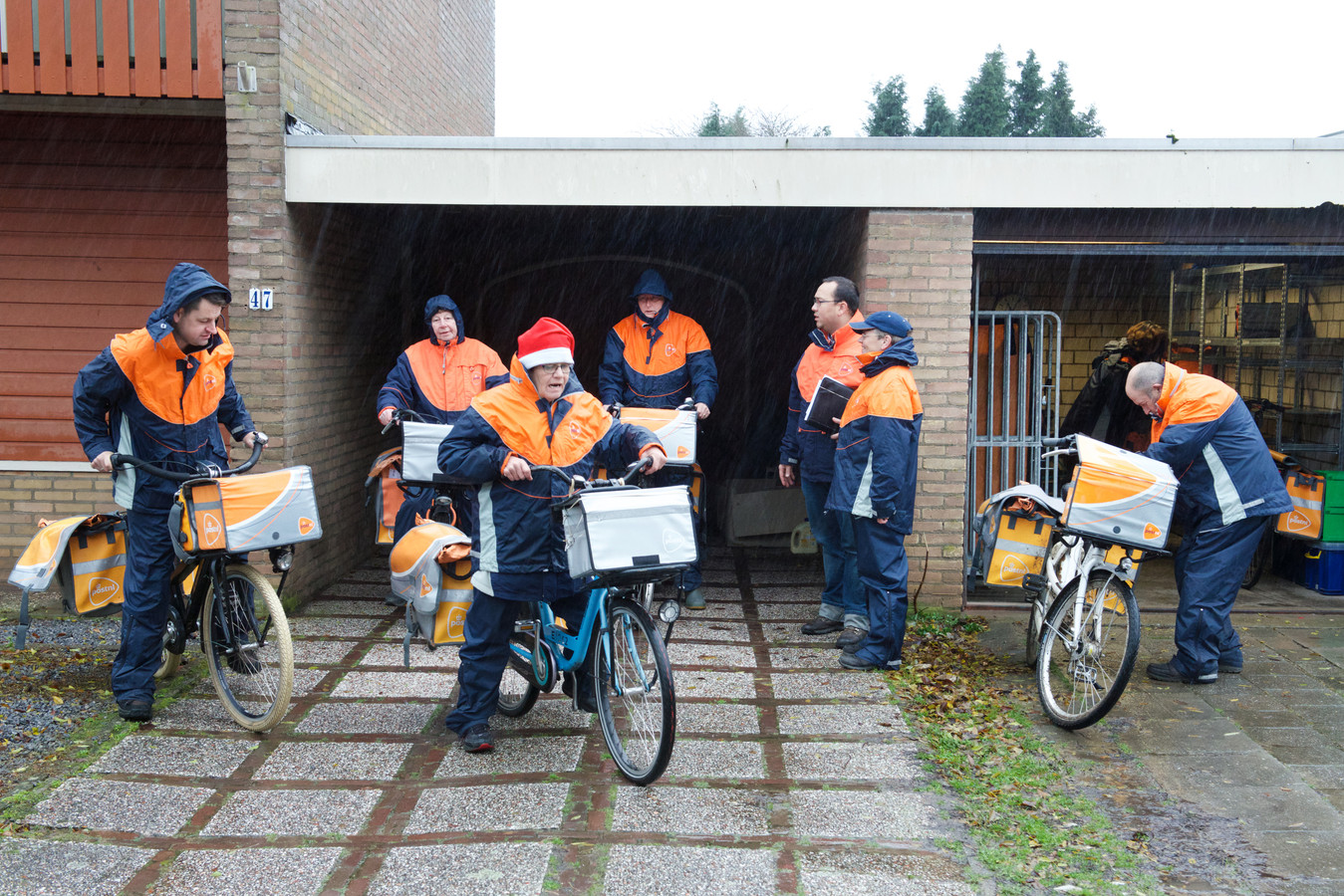PostNL voorkomt herhaling kerstchaos, brieven en pakjes goed bezorgd ...