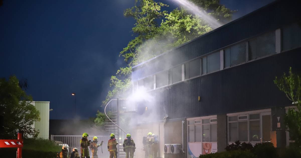 Flinke brand bij bedrijfsverzamelgebouw, vuur onder controle ...