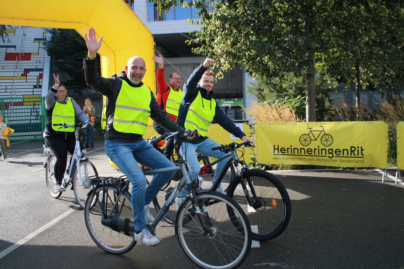 Ton fietst de HerinneringenRit voor zijn overleden vrouw Hester (55 ...