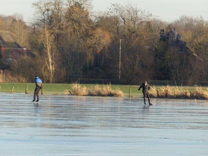 Schaatser zakt door het ijs op de Leiemeersen: “Gelukkig enkel kleine snijwonden” | Deinze | hln.be