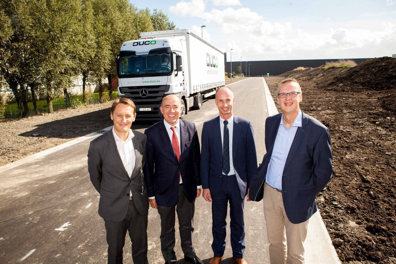 Duco opent zelf aangelegde weg | Foto | hln.be