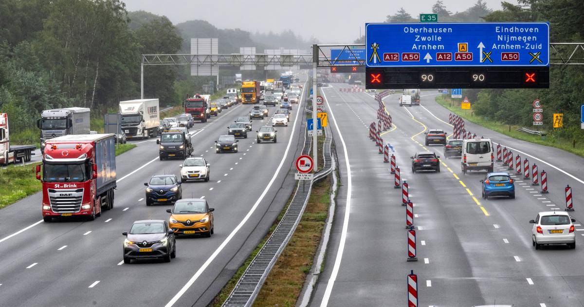 Duitse automobilist negeert afzetting op afgesloten A12 en wordt ...