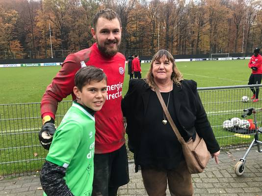 Onder schooltijd naar de training van je favoriete voetbalclub, oma ...