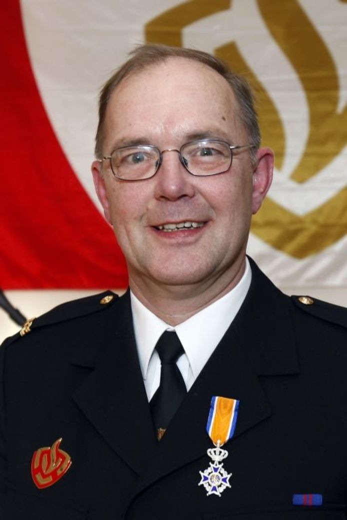 Verbakel krijgt lintje bij afscheid brandweer | Overig | ed.nl