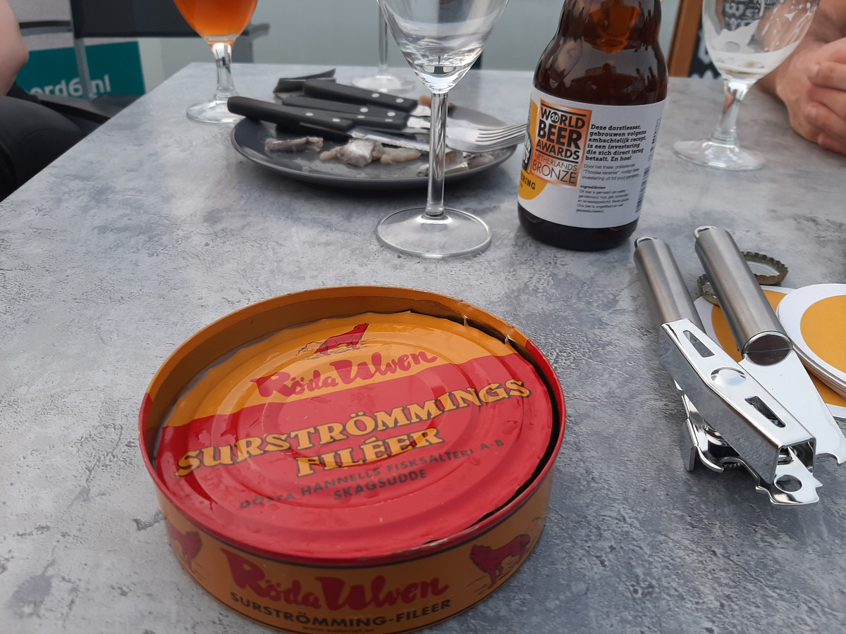 Een stukje stinkvis eten vergt heel wat lef | Foto | pzc.nl