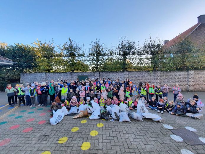 Leerlingen basisschool Zeveren houden buurt proper | Deinze | hln.be