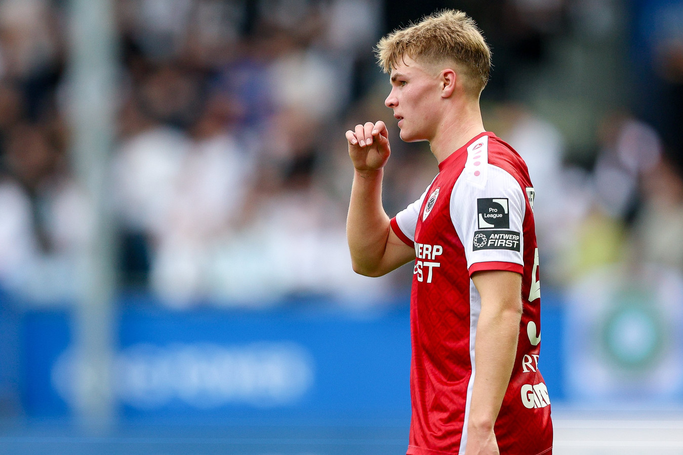 Wie is Semm Renders (16), de jongste debutant ooit bij Antwerp? “Zweven ...