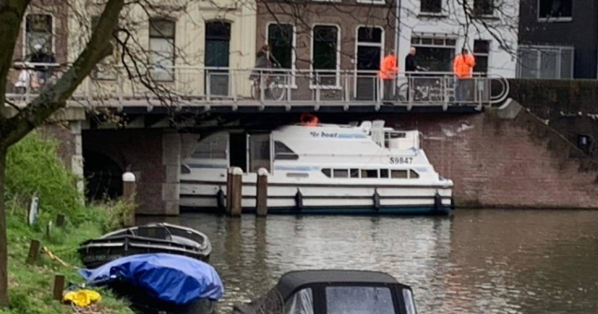 Boot komt vast te zitten onder Tolsteegbrug in Utrecht: brandweer ...