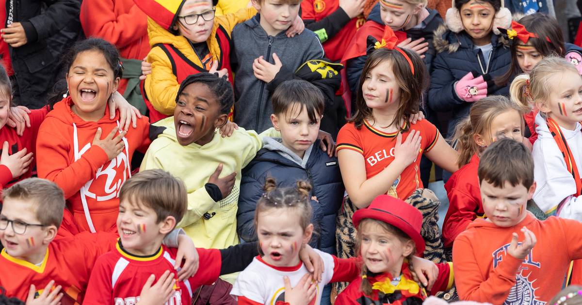 Meer dan 1700 leerlingen zingen samen het Belgische volkslied: “We ...