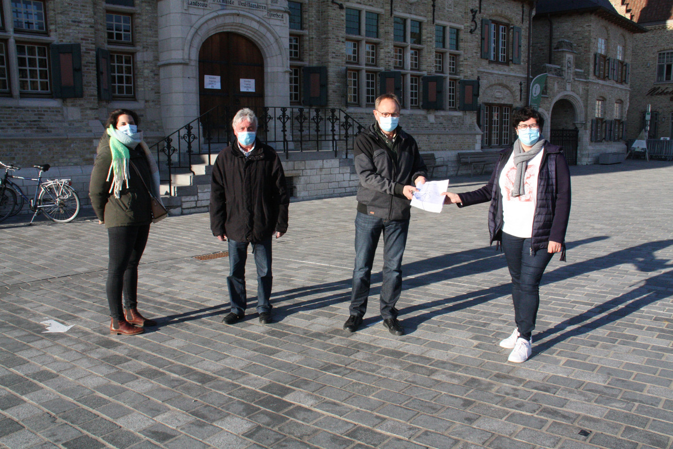 Bewoners Esen vragen al tien jaar een veilig fietspad en komen nu zelf ...
