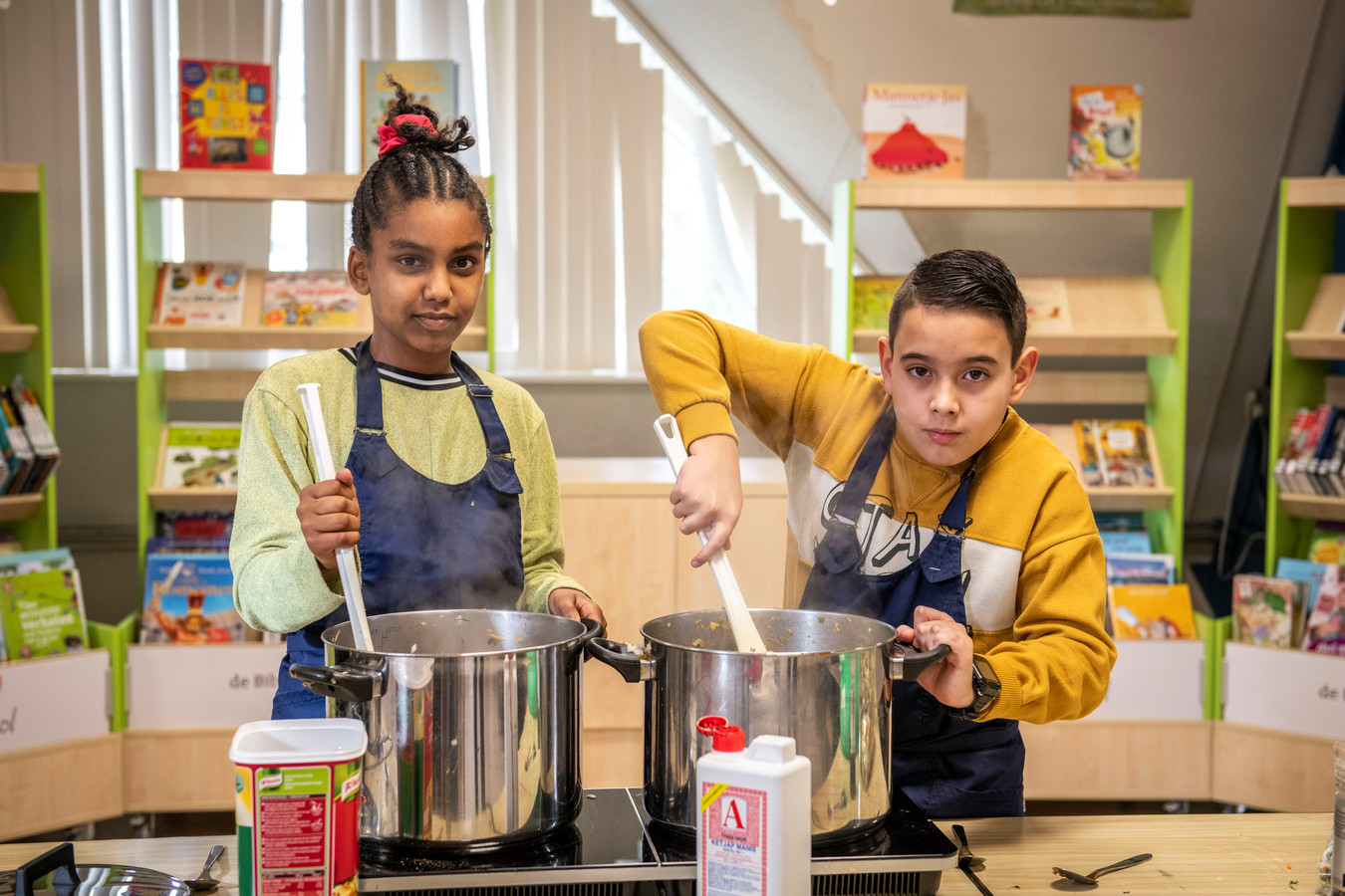 ‘Dit is heel lekker hoor!’ Scholieren verrassen buurtbewoners met ...
