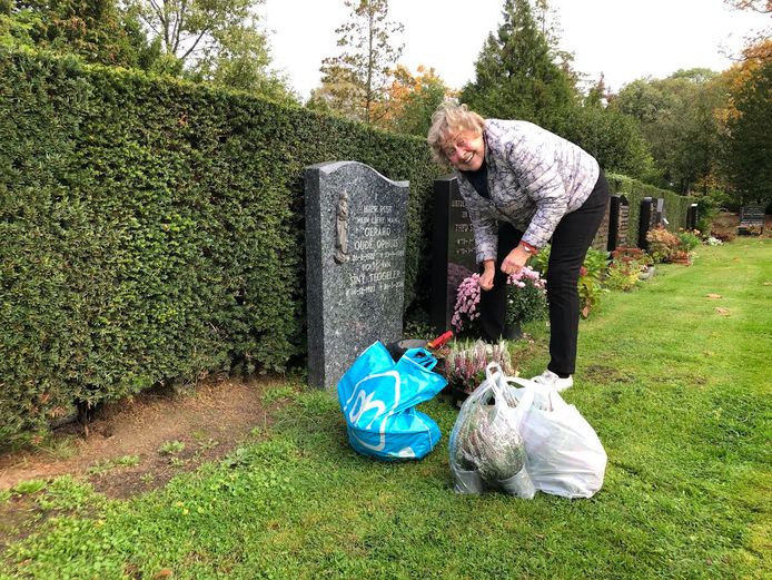 Als laatste in de familie zorgt Liny liefdevol voor het graf van haar ...