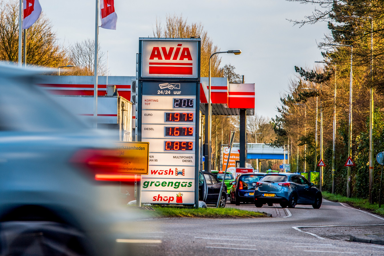 Benzine nooit eerder zo duur: ‘Ik heb overwogen om een scooter te kopen ...