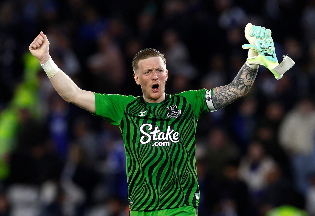 Bidon met aantekeningen helpt Pickford bij stoppen van penalty | Foto ...