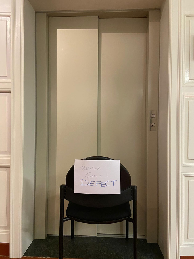 Raadslid in rolstoel anderhalf uur vast in lift voor gemeenteraad ...