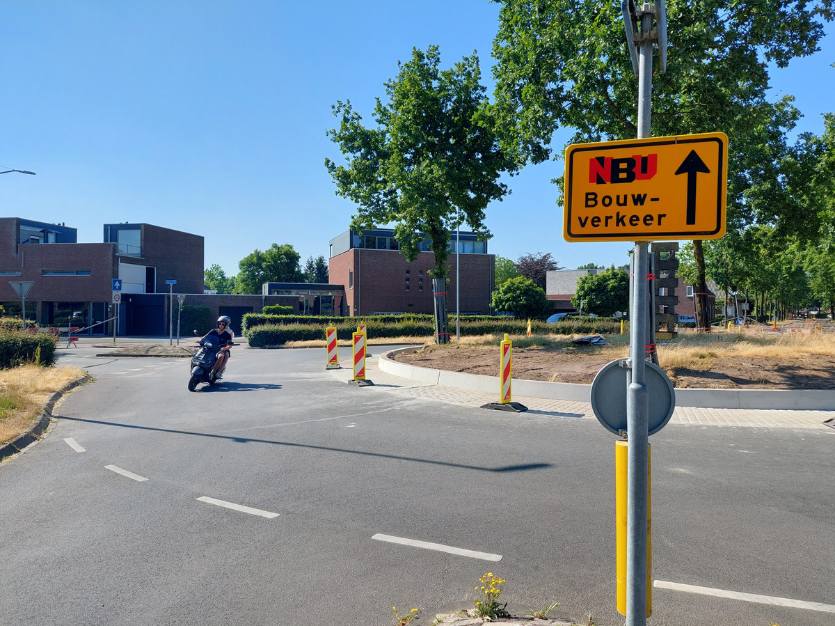 Hoezo rotonde afgesloten? Hek aan de kant en rijden maar in Goirle ...