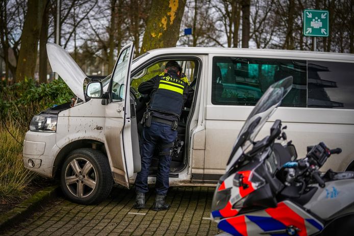 Politie neemt busjes met zelfde kenteken in beslag in Eindhoven en ...