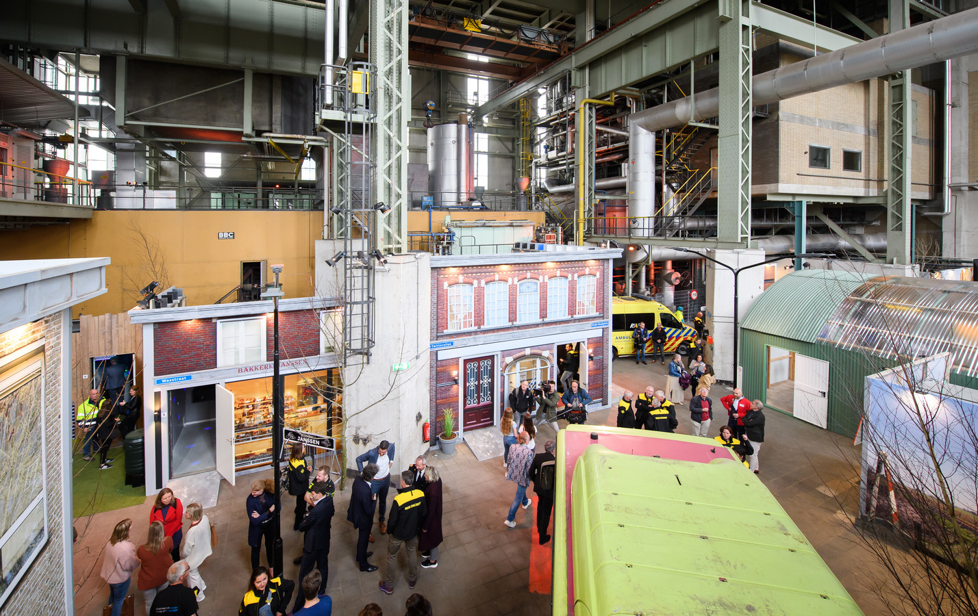 Hoe bel je 112? In de Risk Factory, een oefendorp in de Dongecentrale ...