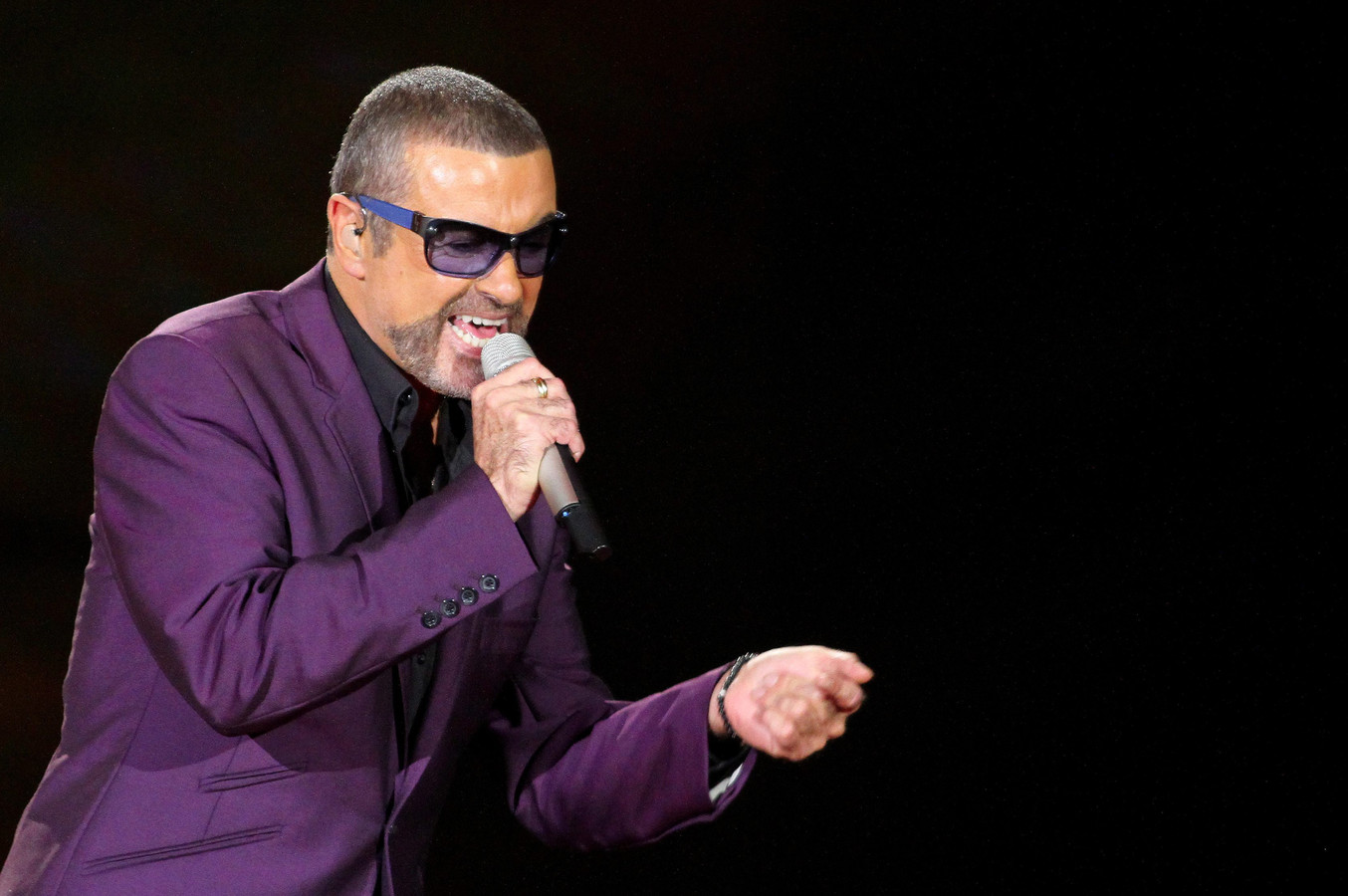 Graf George Michael heeft na vijf jaar een grafsteen | Foto | hln.be