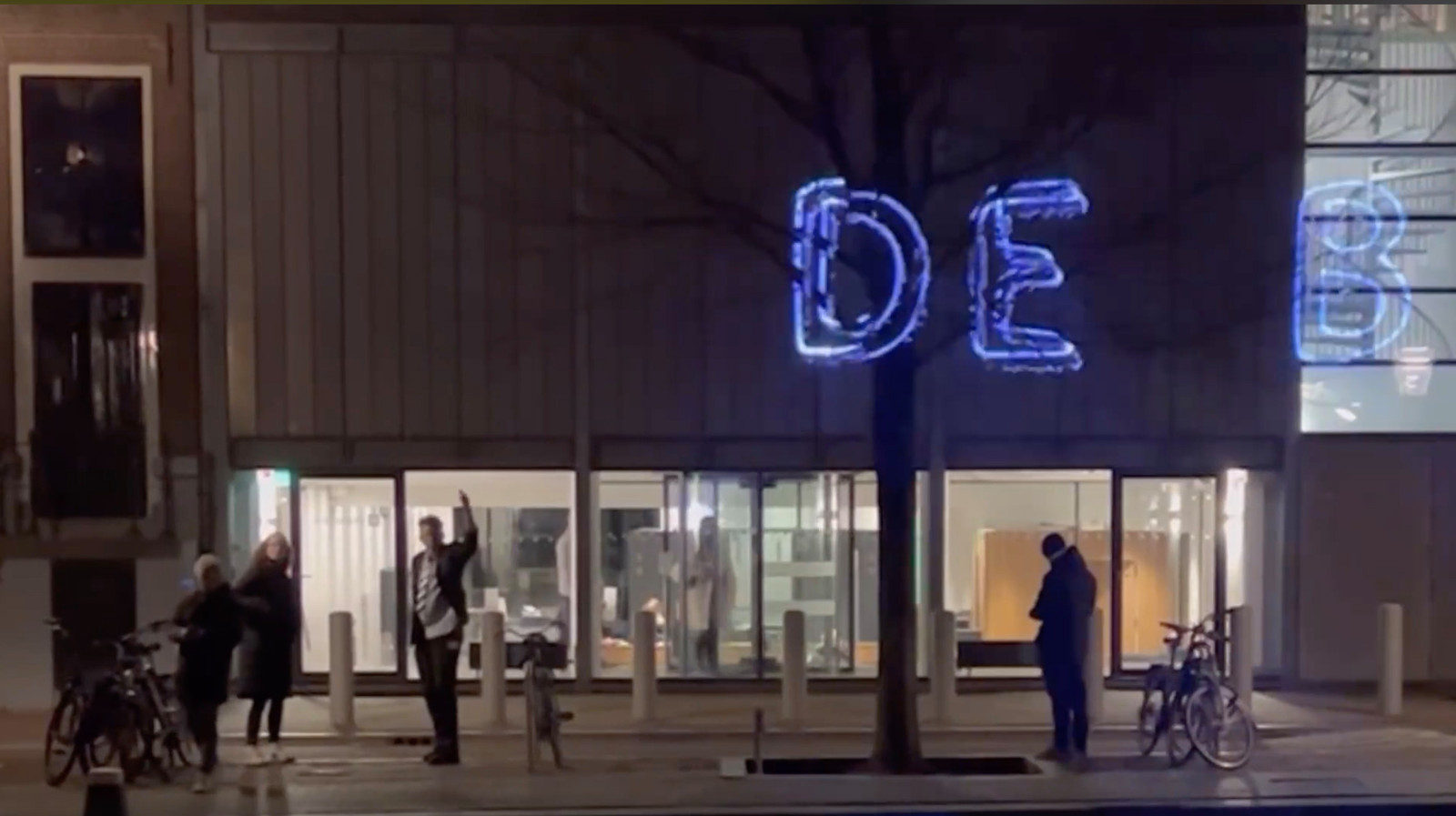 Is de projectie op het Anne Frank Huis strafbaar? ‘Codetaal kan ...