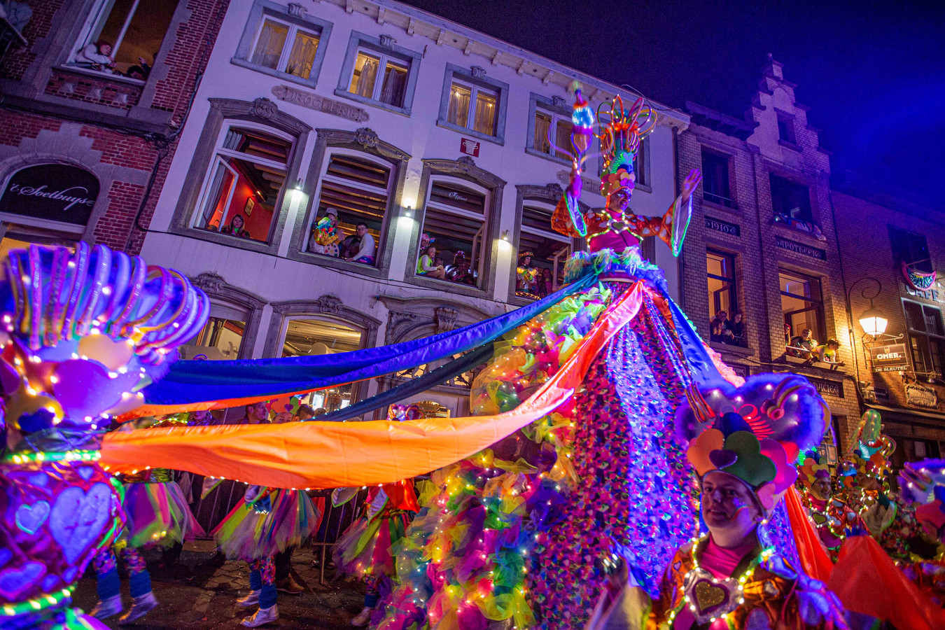 De Gebeure vieren 44ste jubileum door carnaval Halle voor vijfde jaar ...