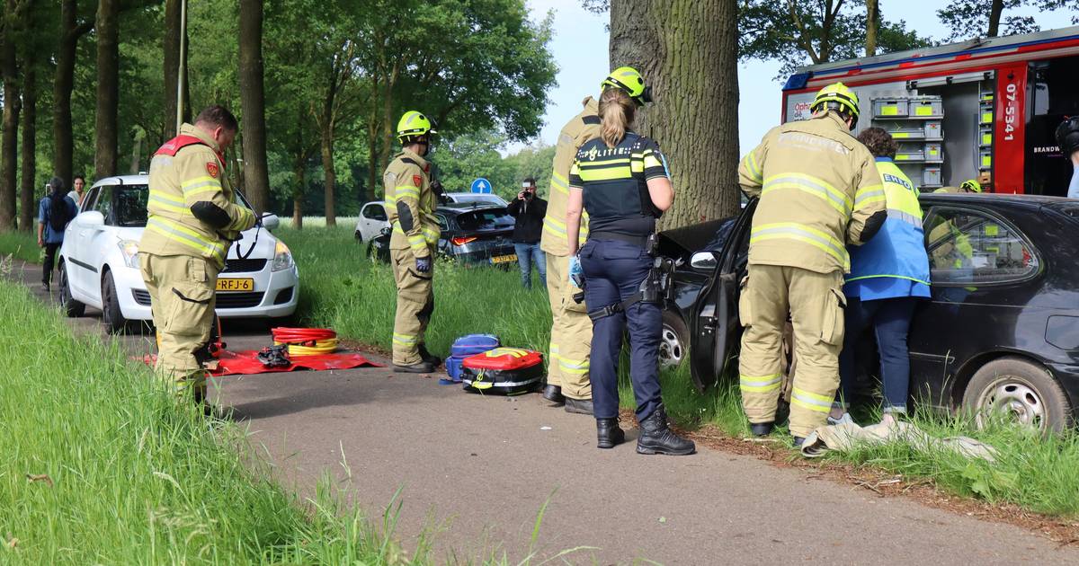 Auto knalt hard tegen boom in Velp, traumahelikopter landt voor eerste hulp | 112 nieuws Rheden ...