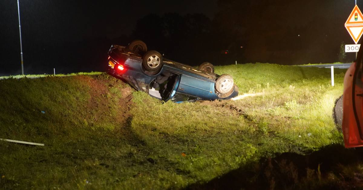 Auto schiet van de weg op de A1 bij Deventer en slaat over de kop: verkeer negeert massaal rode ...