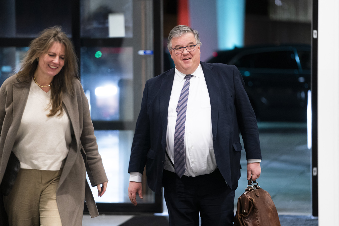 Bruls met smoesje naar speciale verrassing gelokt: lintje wegens ‘vele ...