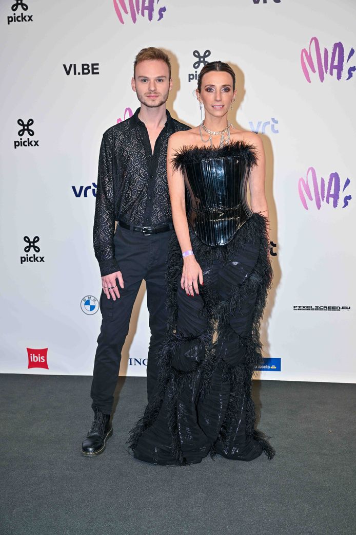 Hugo draagt Nicole bij zich, Fien Germijns maakte haar eigen jurk en ...