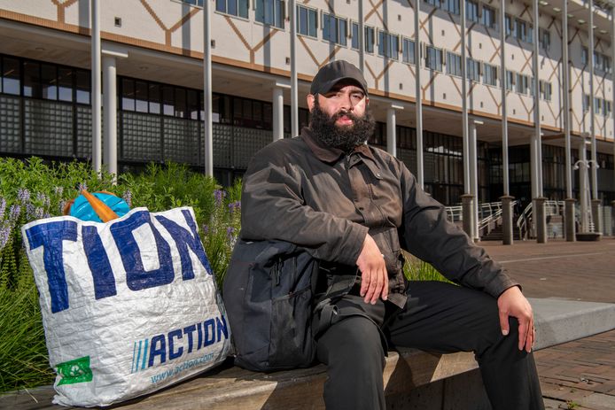 Zwerver Hadjer weigerde een daklozenuitkering: wat is dat eigenlijk ...