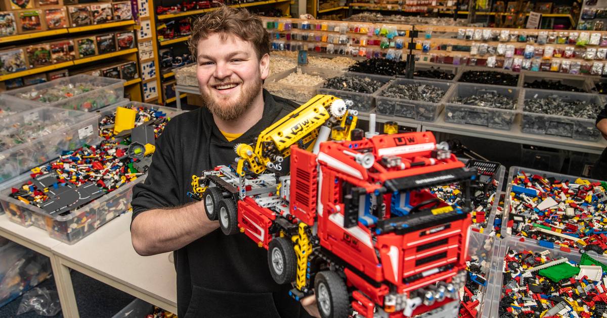 Bram heeft 3000 kilo tweedehands Lego: ‘Ik begon met één bak steentjes ...