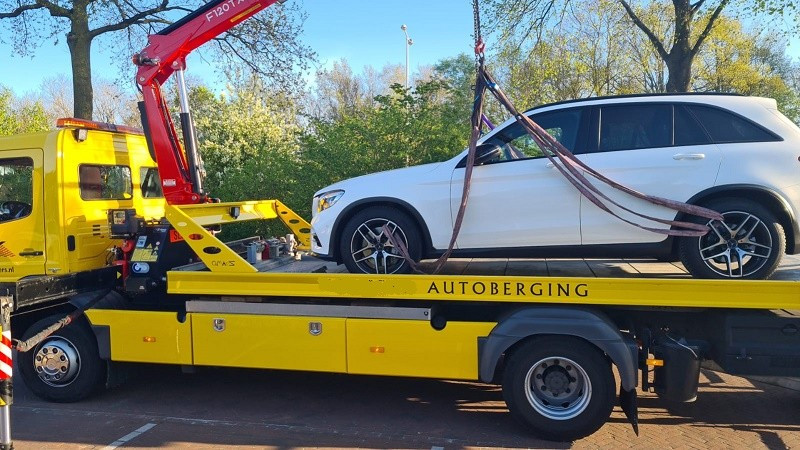 Witte Mercedes in beslag genomen in Enschede, mogelijk betrokken bij ... Witte Mercedes in beslag genomen in Enschede, mogelijk betrokken bij ...