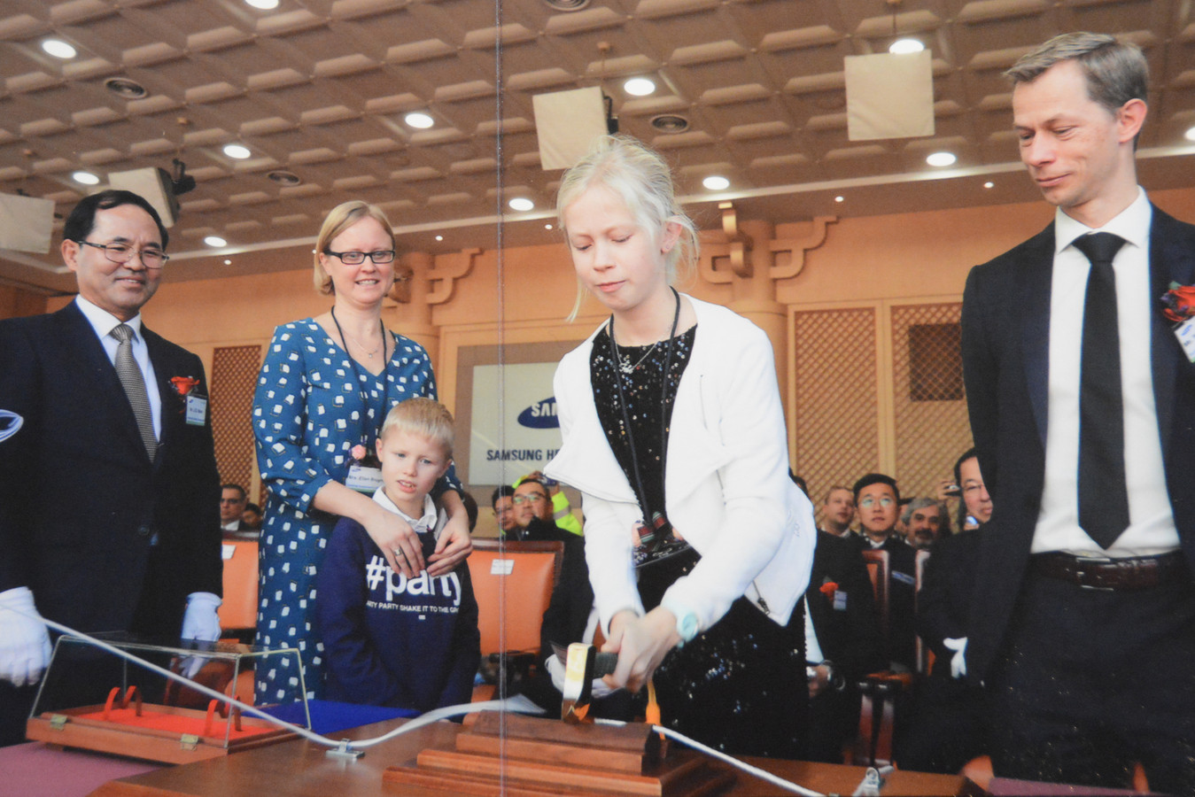 Febe (11) is meter van grootste containerschip ter wereld: “Keitof om ...