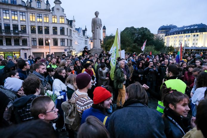Gele hesjes en klimaatbetogers voeren actie tegen politiegeweld op het ... Gele hesjes en klimaatbetogers voeren actie tegen politiegeweld op het ...