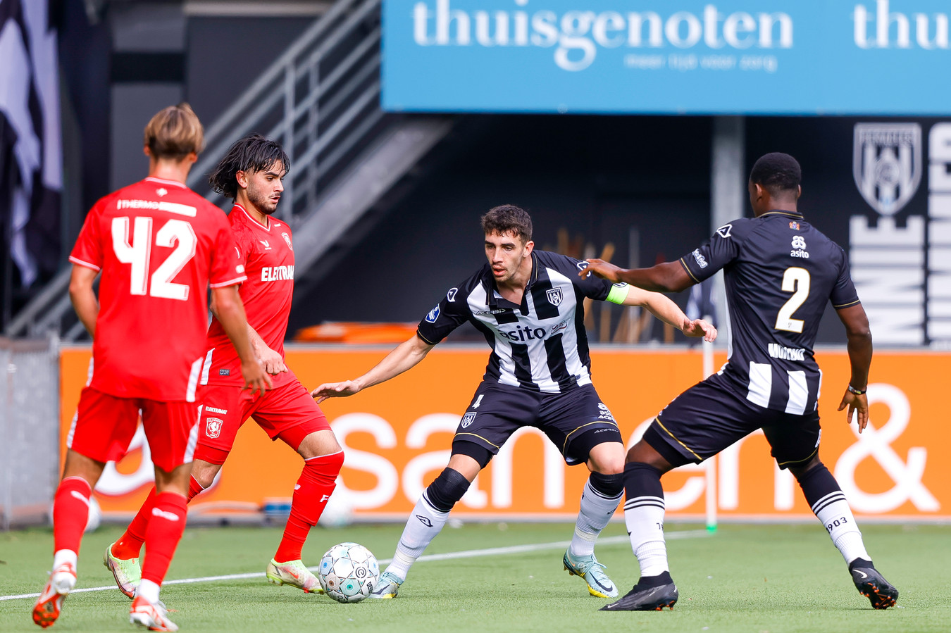 Ook de reserves van Heracles komen in mini-derby terug van een achterstand tegen FC Twente ...