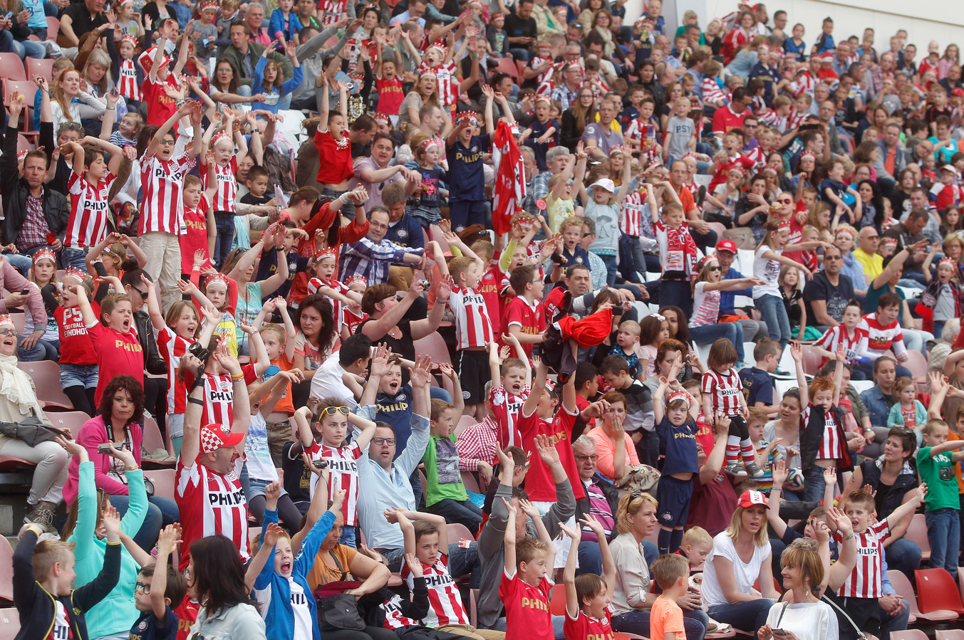 De wave is bij PSV een stille dood gestorven, het Philips Stadion golft ...
