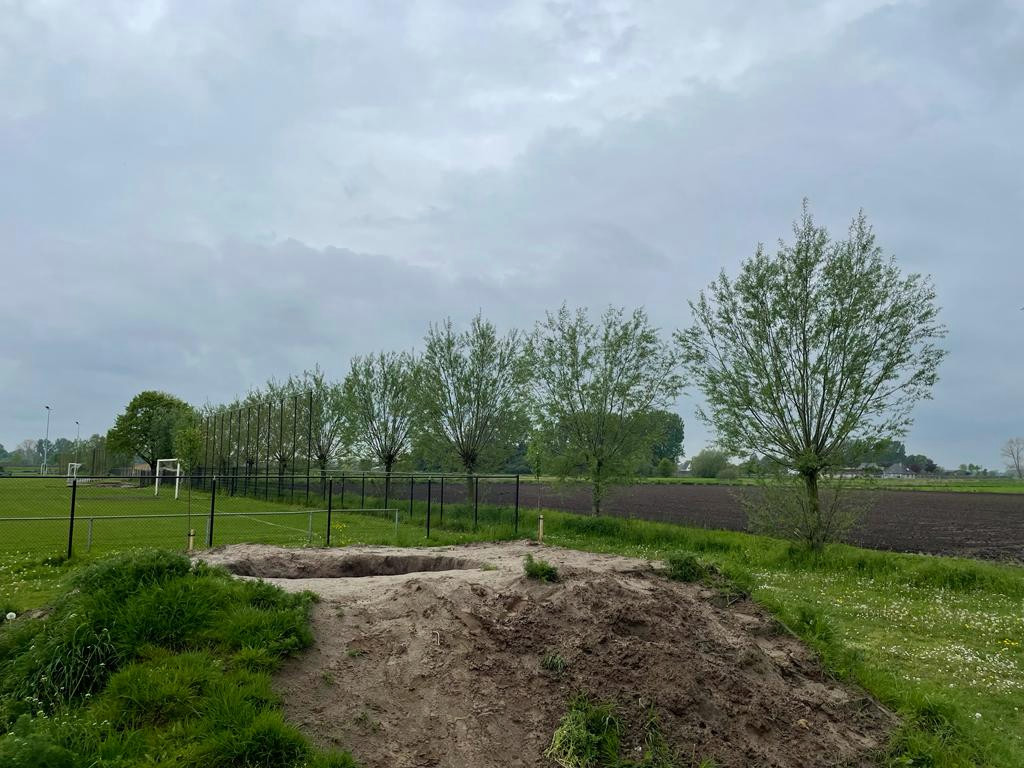 Vandalen graven meters diepe put aan crossparcours in Zele | Foto | hln.be