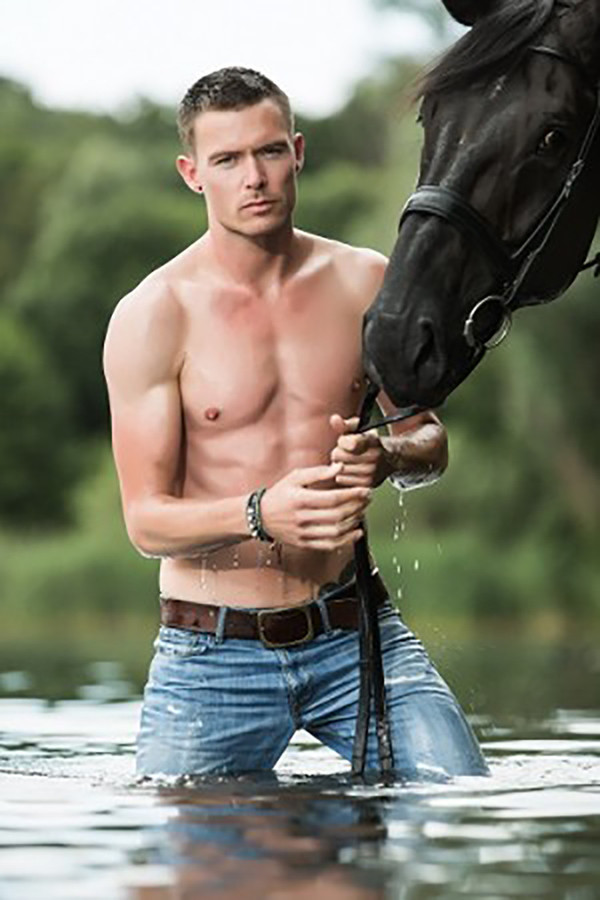 Nederlandse acteurs uit de kleren voor goede doel | Foto | AD.nl