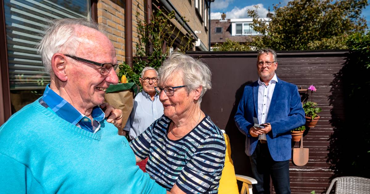 Meneer Haspels gaat al veertig jaar lang met een collectebus langs de ... Meneer Haspels gaat al veertig jaar lang met een collectebus langs de ...