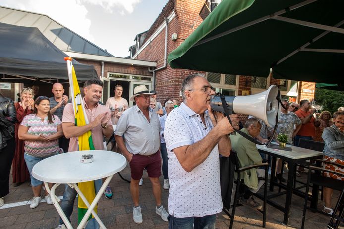 De Leur loopt uit om Roeloffs te steunen: ‘In elke straat hier woont ...