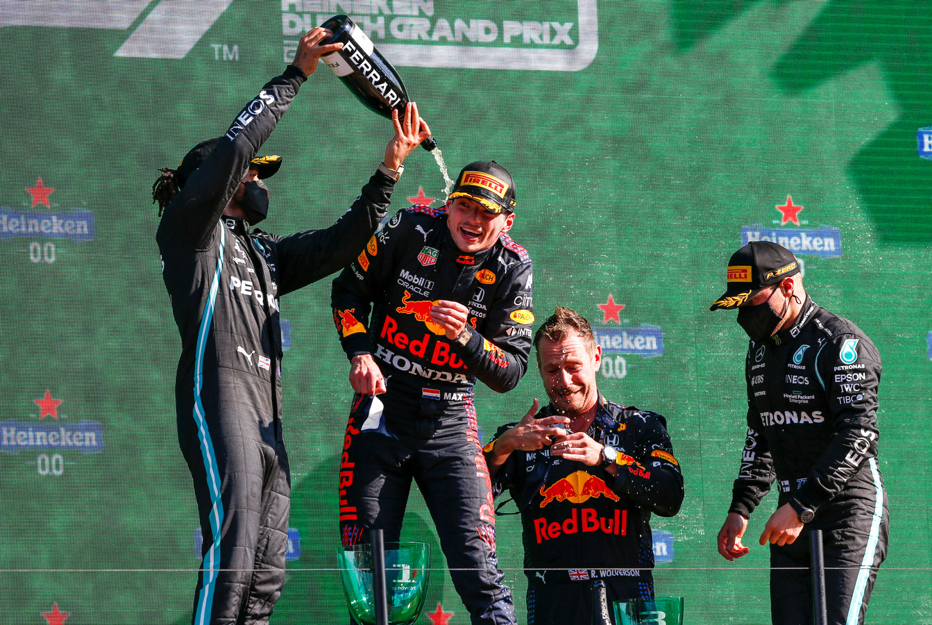 Hamilton onder de indruk van Verstappen: ‘Max ging als een raket van ...