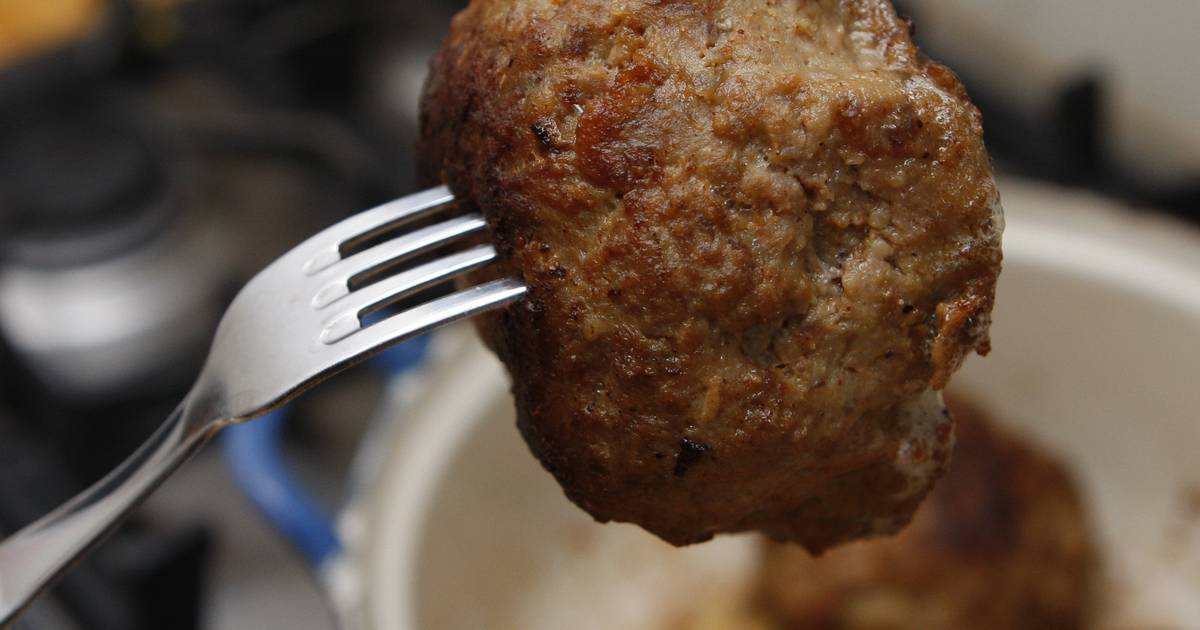 Hongerig en met een gebroken enkel op zoek naar eten in het ziekenhuis ...